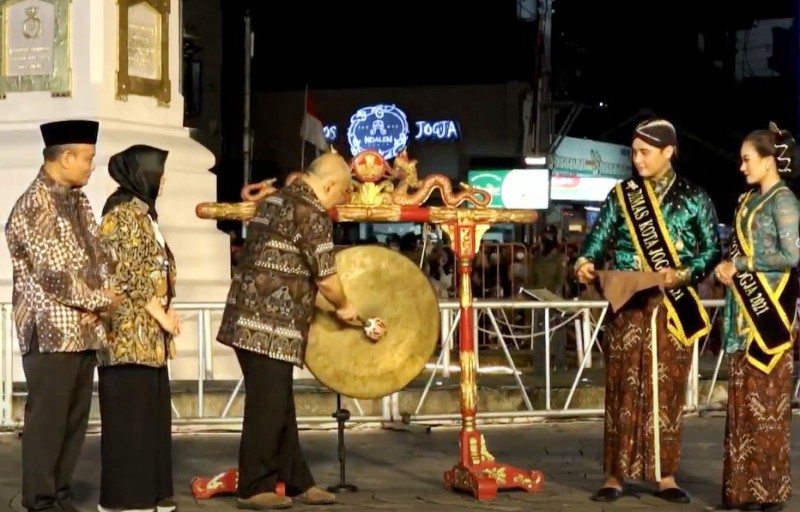 Ribuan Penonton Wayang Jogja Carnival Rela Duduk Berdesakan di Kawasan ...