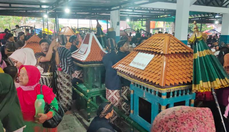 Ribuan Warga Berebut 1,5 Ton Kue Apem di Wonolelo | Yogya Pos ...