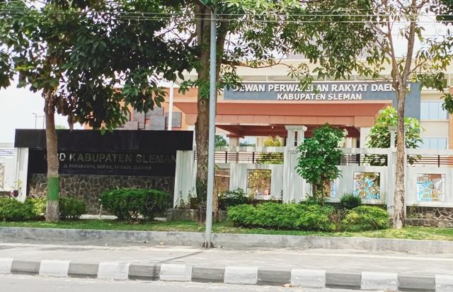 Gedung DPRD Sleman Digerayangi Maling, 1 Unit Kamera Raib | Yogya Pos ...
